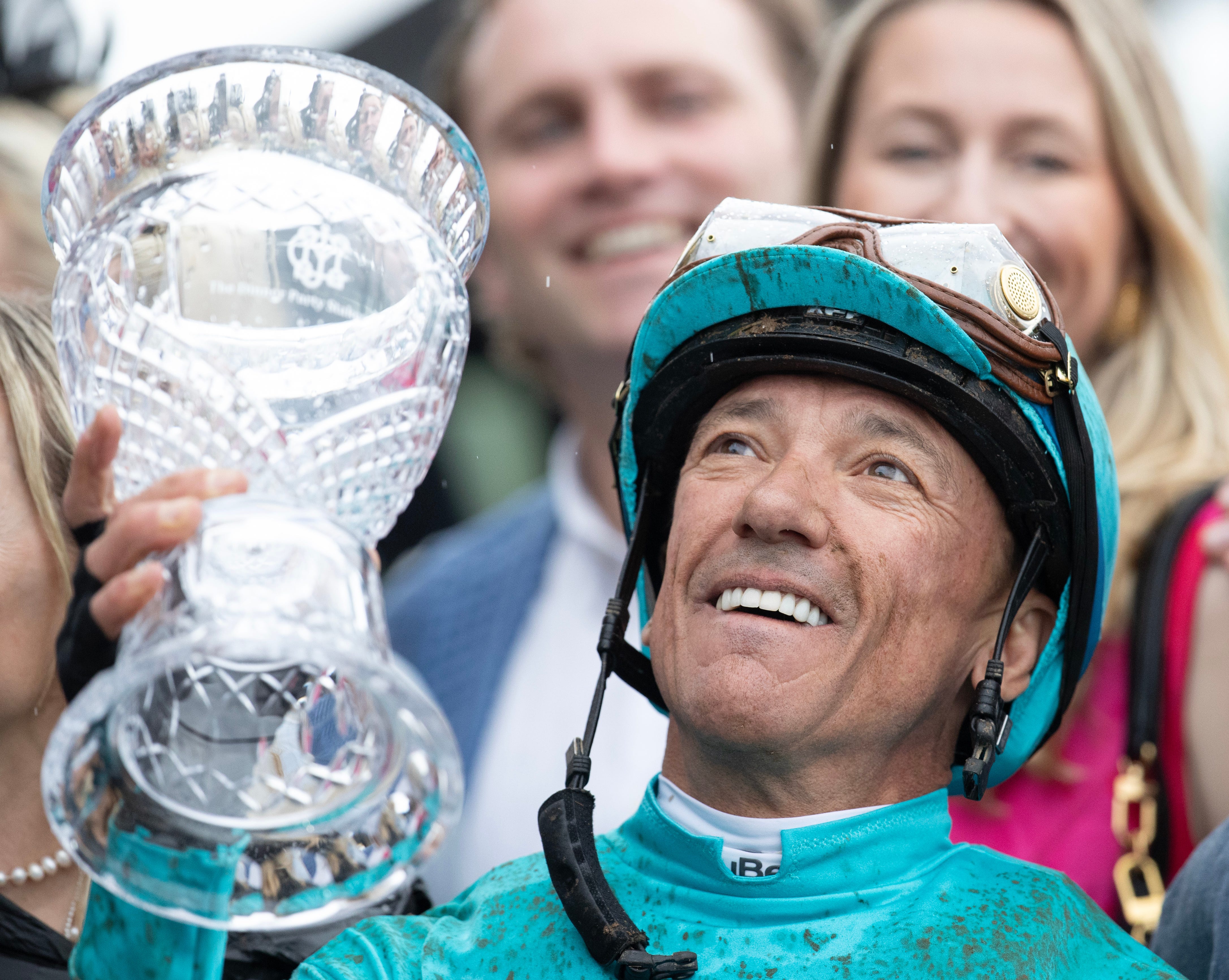 Dettori dislocates shoulder, riding status is day-to-day