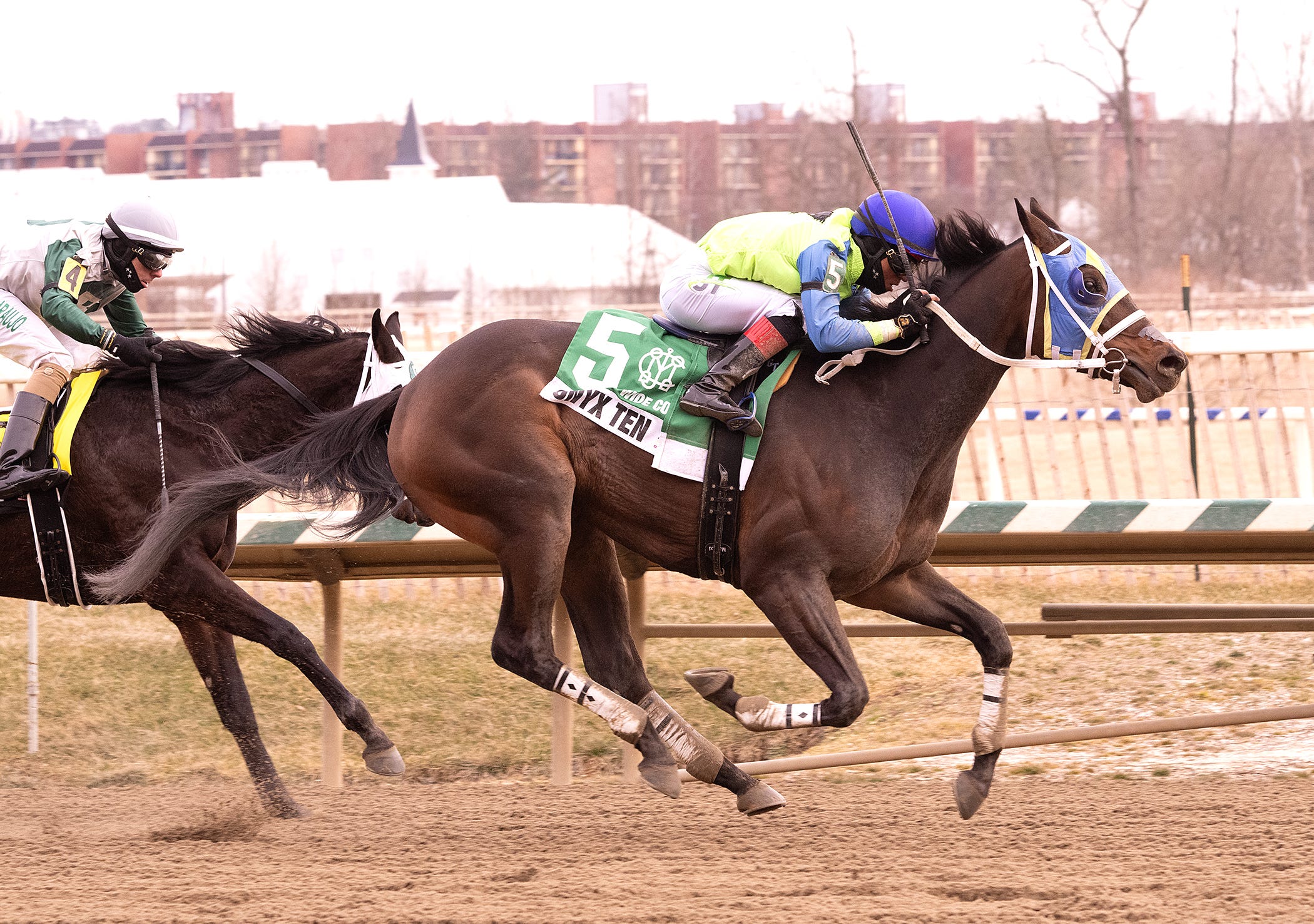 Onyx Ten splits horses in stretch for Wide Country win