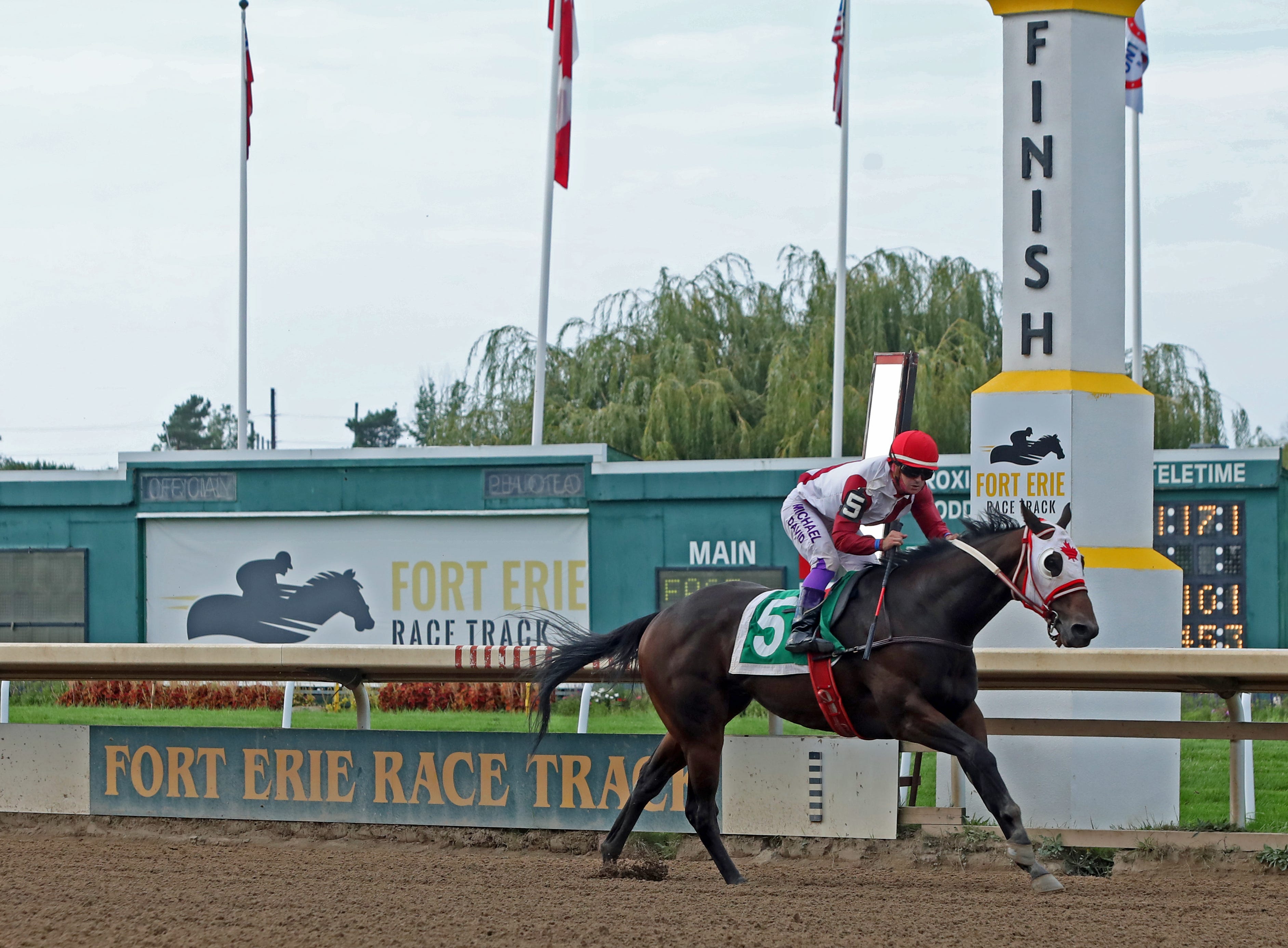 Pair of maiden stakes kick off 40-day meet