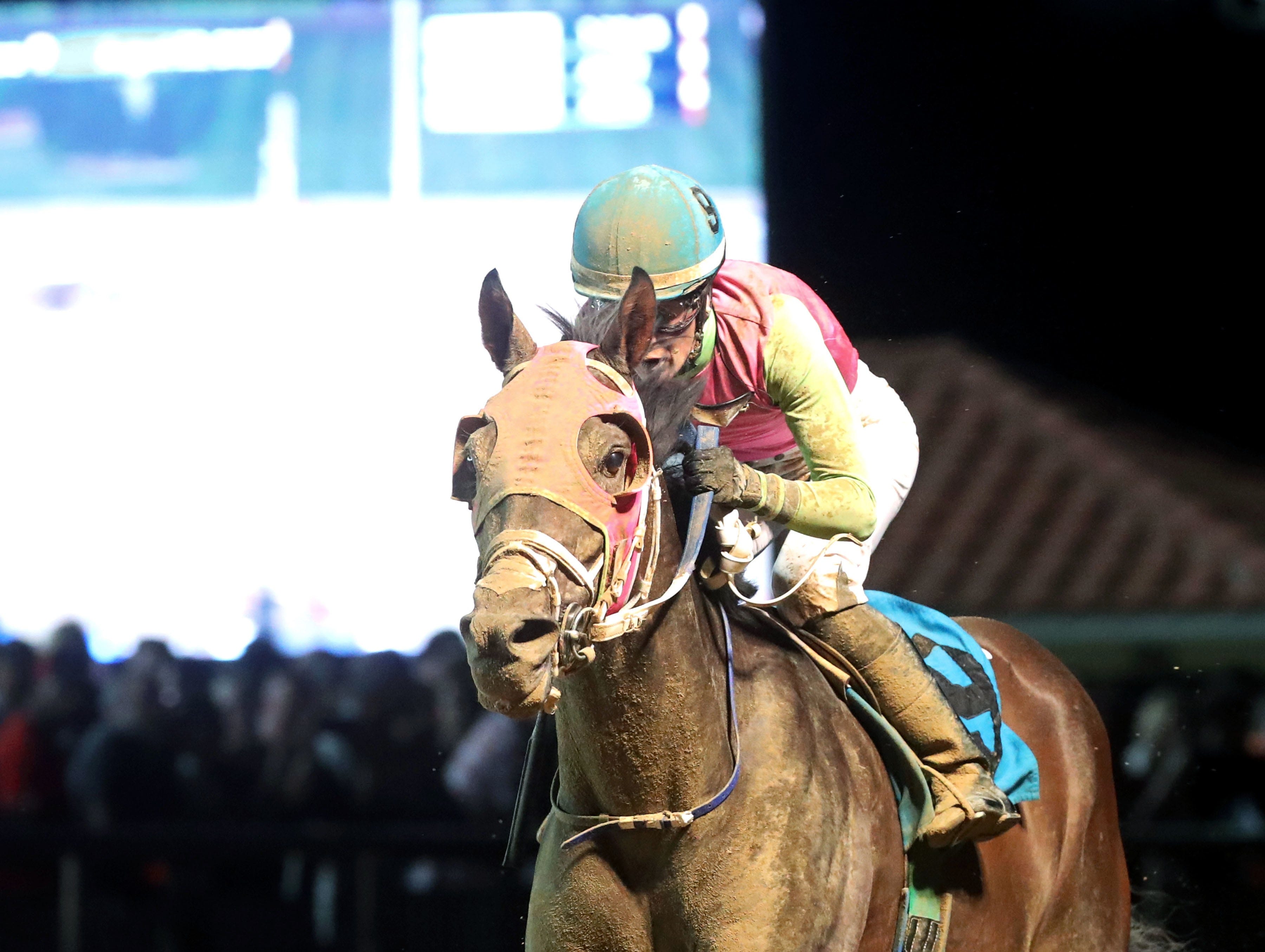 Barbadian Runner takes advantage of hot pace with fast-closing win in ...