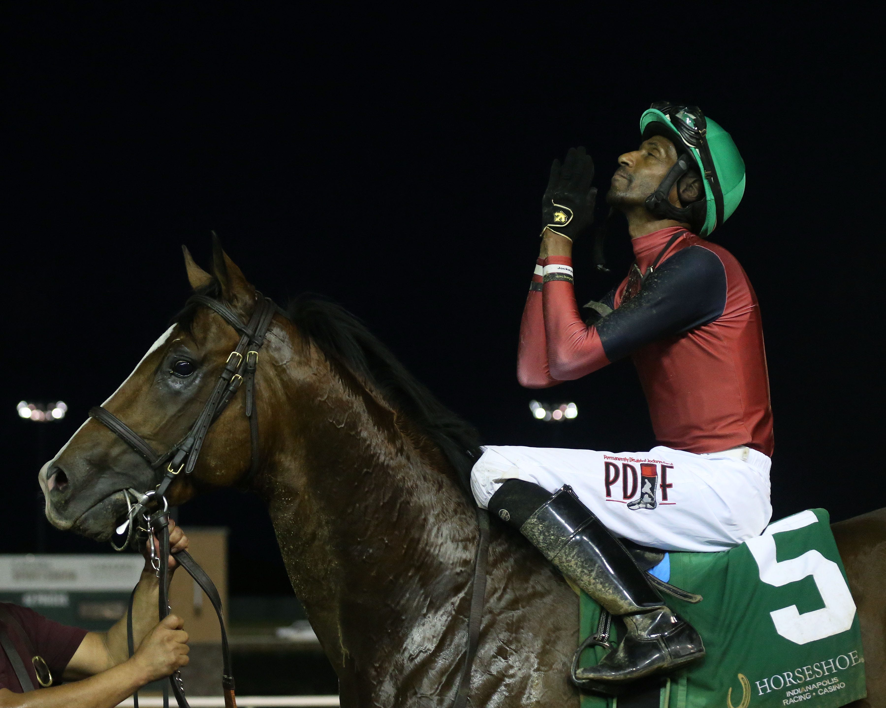 Deshawn Parker se convirtió en el vigésimo primer jinete en llegar a ...