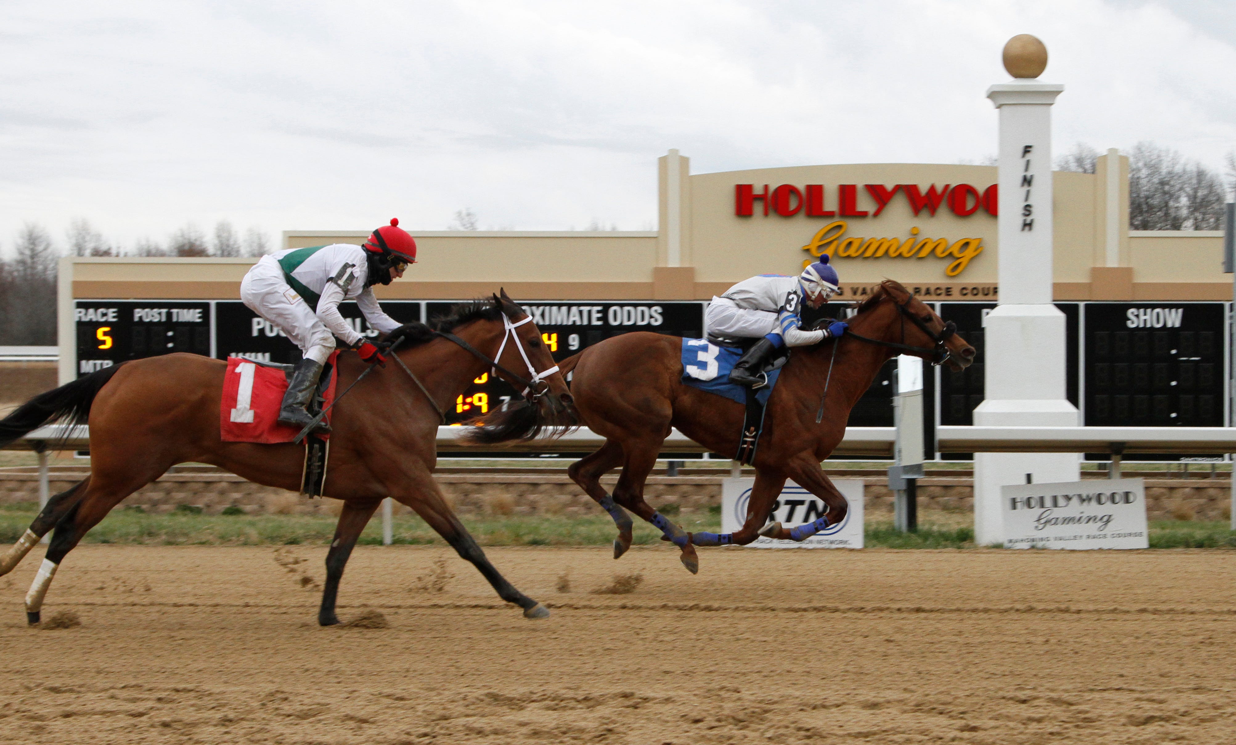 Justalittlesmoke turns back Lady Buckeye in First Lady