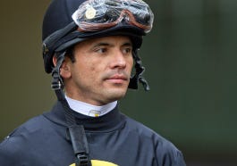 Jockey Jose Lezcano suffers broken bone in right hand in Saturday spill
